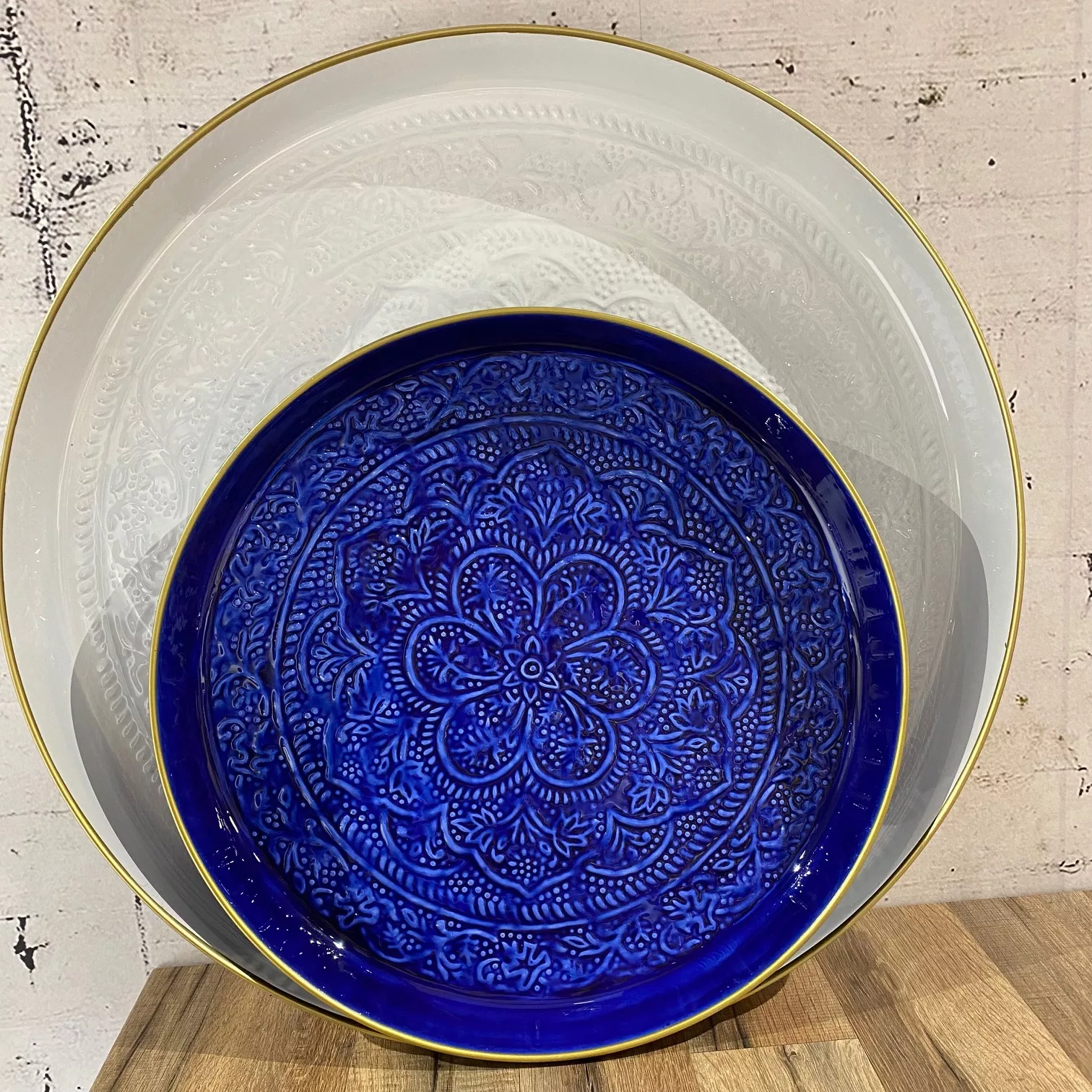 Plateaux berbères métal émaillé bleu Majorelle - Les Filles M effet martelé